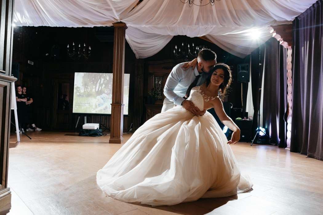 “A Thousand Years” by Christina Perri (NO LIFTS) First Dance - Wedding Dance